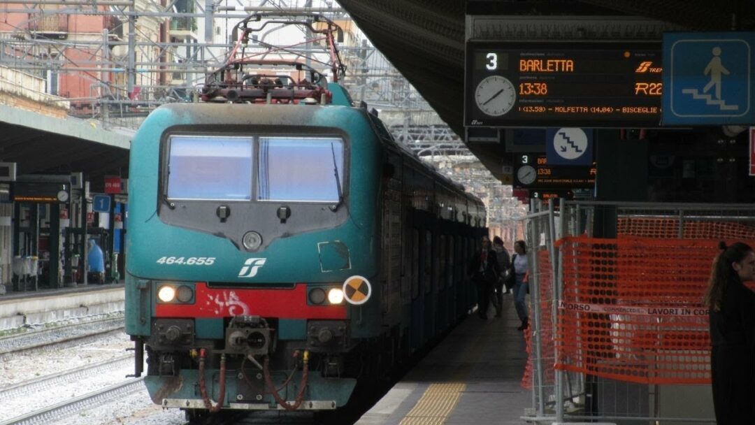 Italy: FS Trenitalia Class E464 loco departs from Bari Centrale on a ...