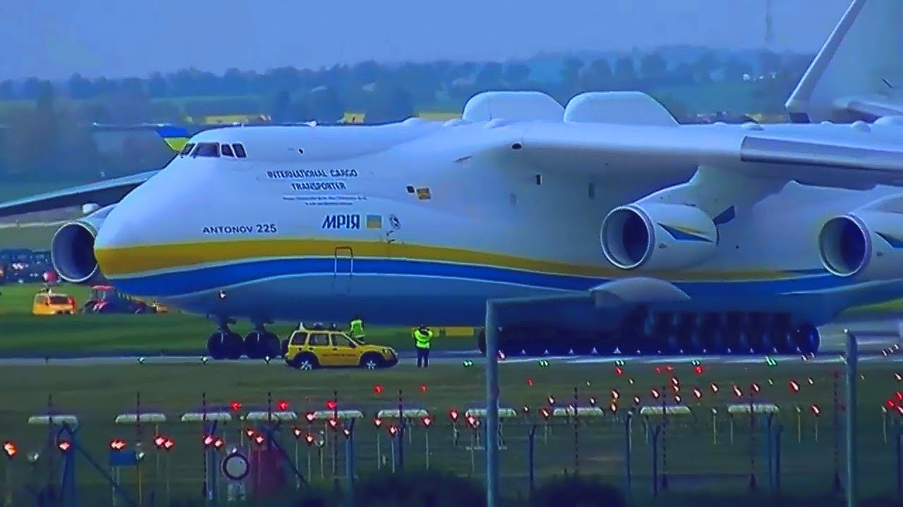 Antonov An 225 Mriya Landing in Prague AN-225 World's Largest Aircraft ...