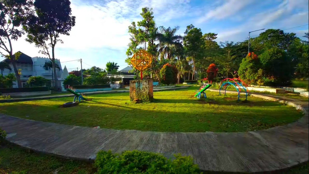 MALANG 2022: Walking Tour in Lawang Triangle Park - INDONESIA 4K 30fps ...