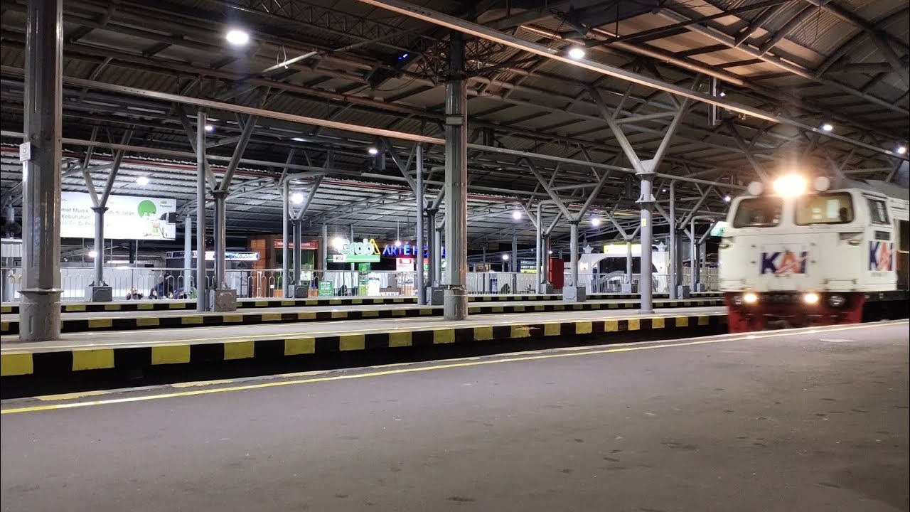 Kereta Barang Melintas Langsung Di Stasiun Yogyakarta - La Vie Zine