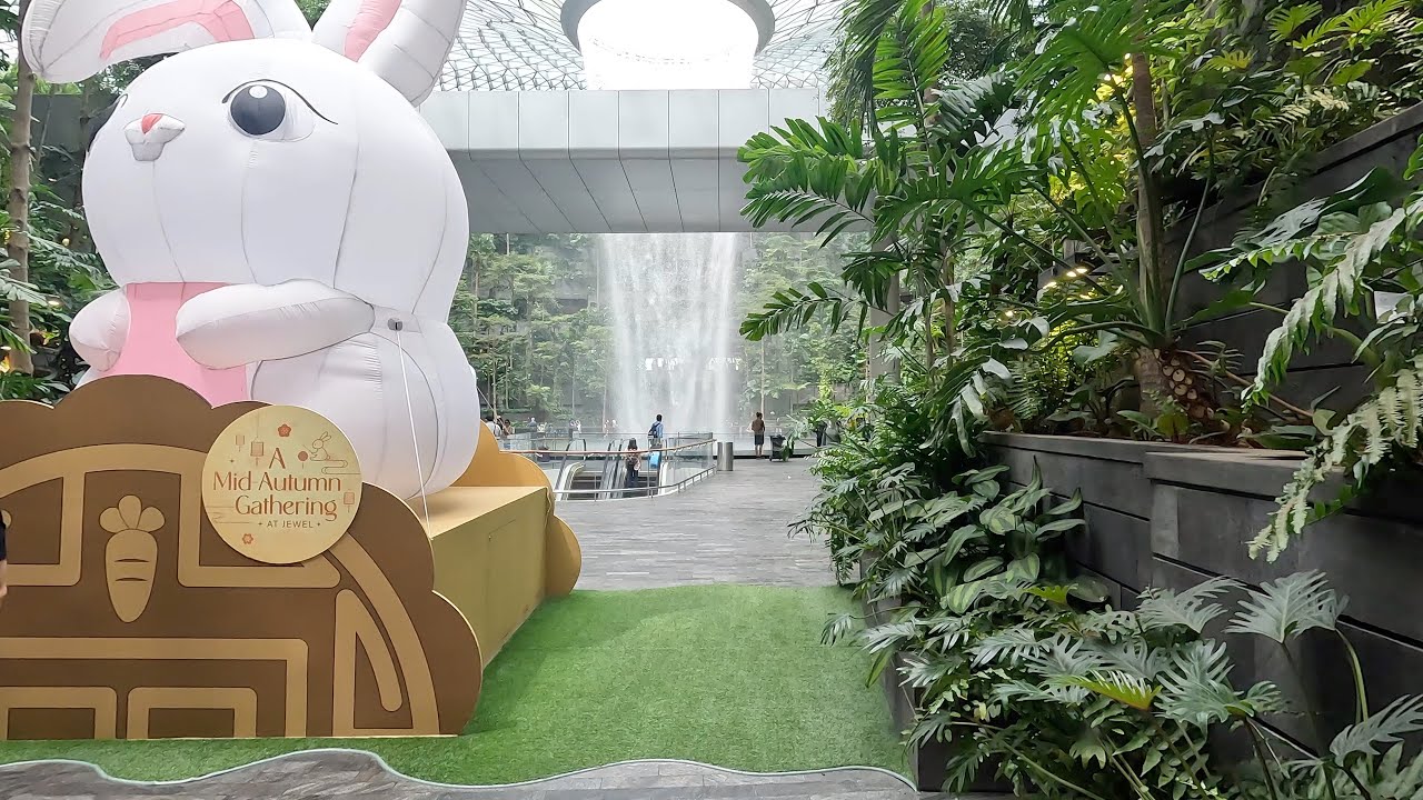 SINGAPORE | World's Tallest Indoor Waterfall - La Vie Zine