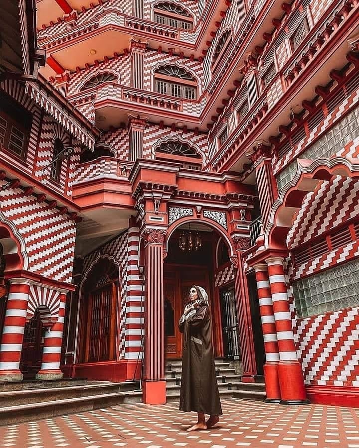 Red mosque, Colombo, Sri Lanka - La Vie Zine