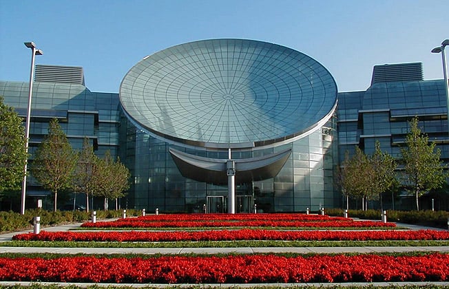 The satellite dish inspired atrium of the Lucent Technologies R&D ...