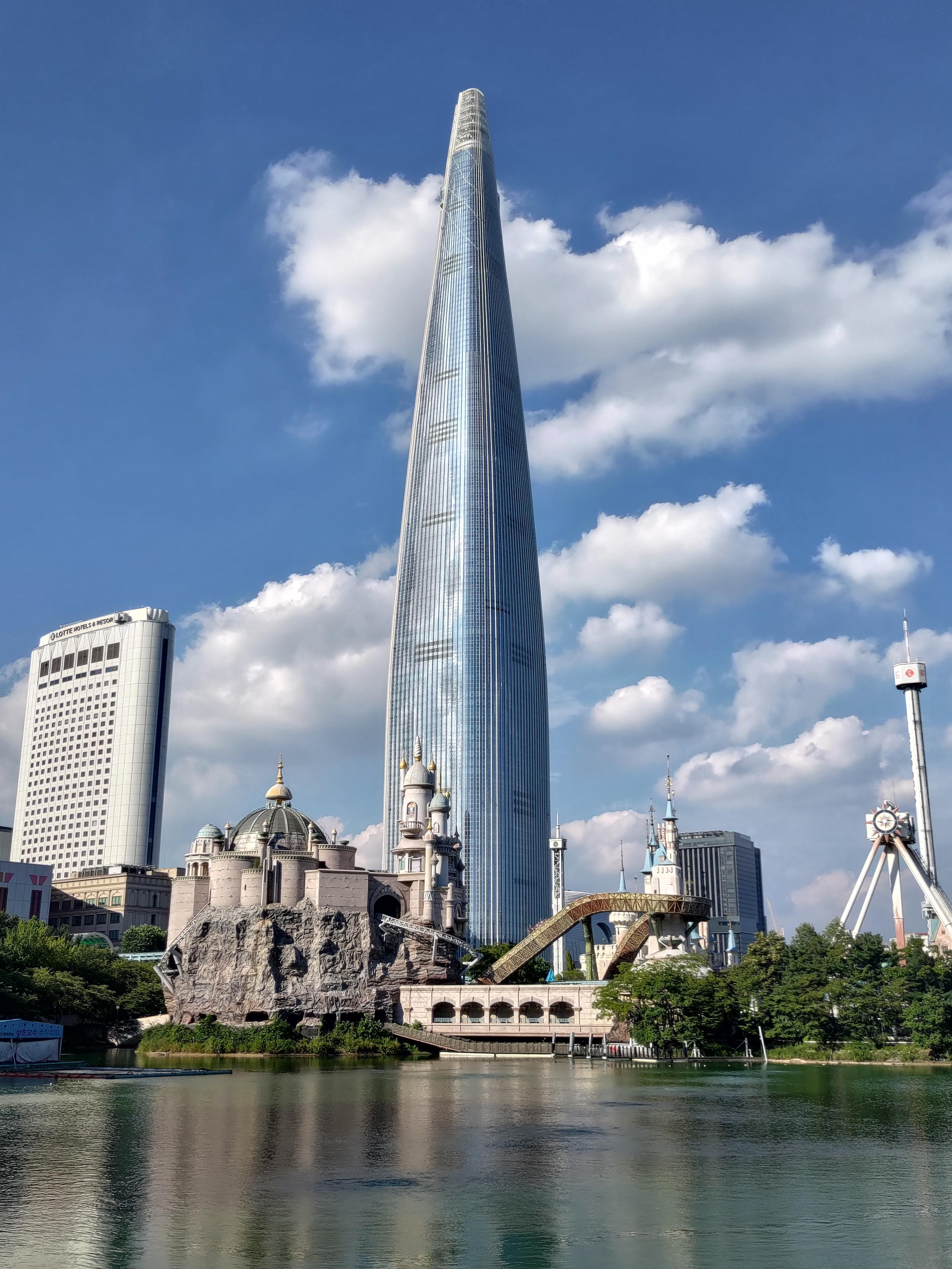 The Lotte Tower, situated next to Lotte World, Lotte Hotel and Resort ...