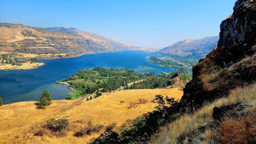 The view of the Columbia River from McCall Point in Oregon. - La Vie Zine