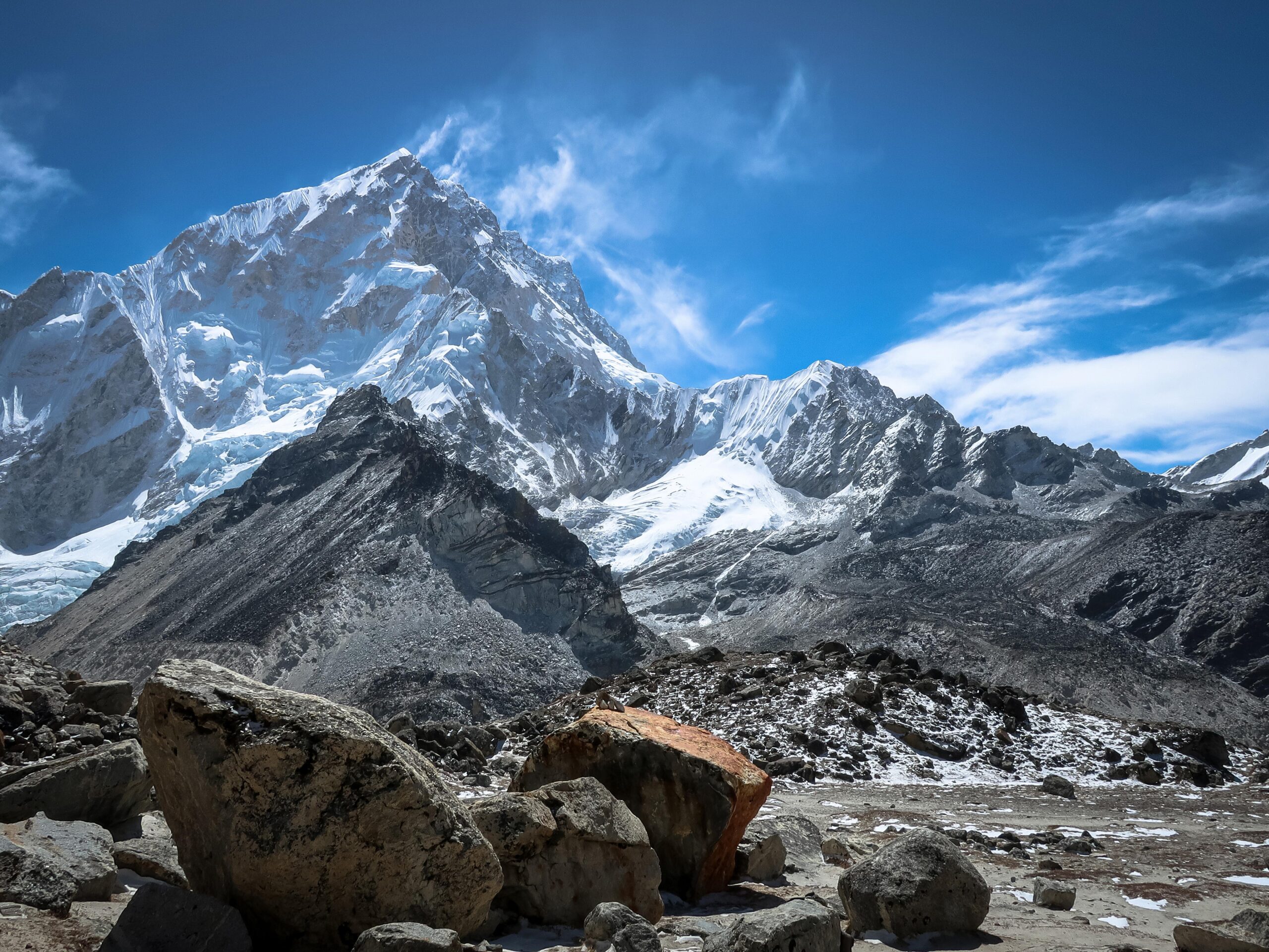 A view of Nuptse, while on our way to Everest Base Camp [OC][4864x3648 ...