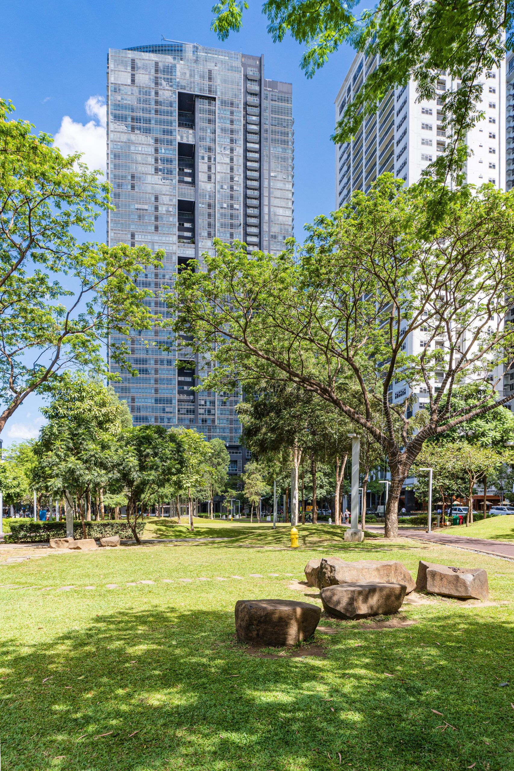 Terra 28th Park, Taguig, Manila, Philippines [OC] - La Vie Zine