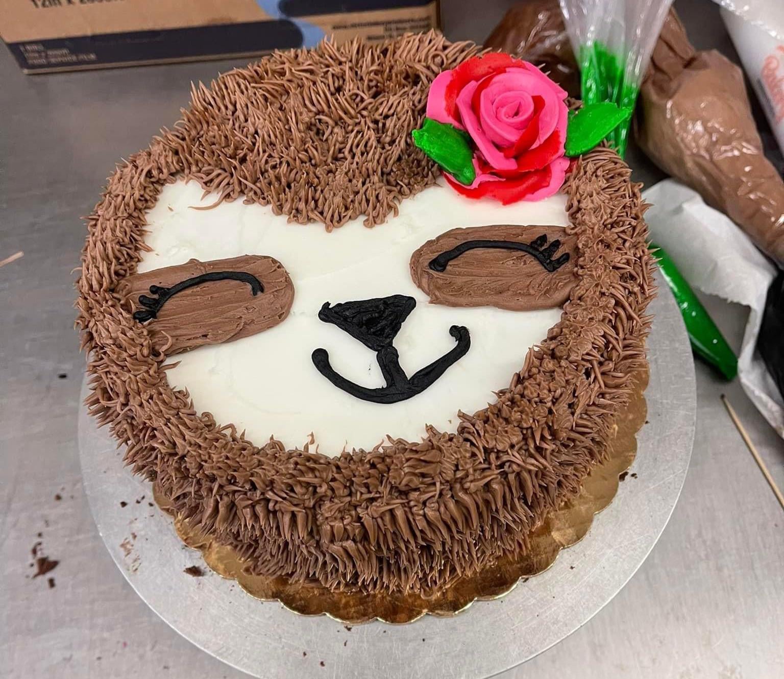 Sloth chocolate/vanilla buttercream cake - La Vie Zine