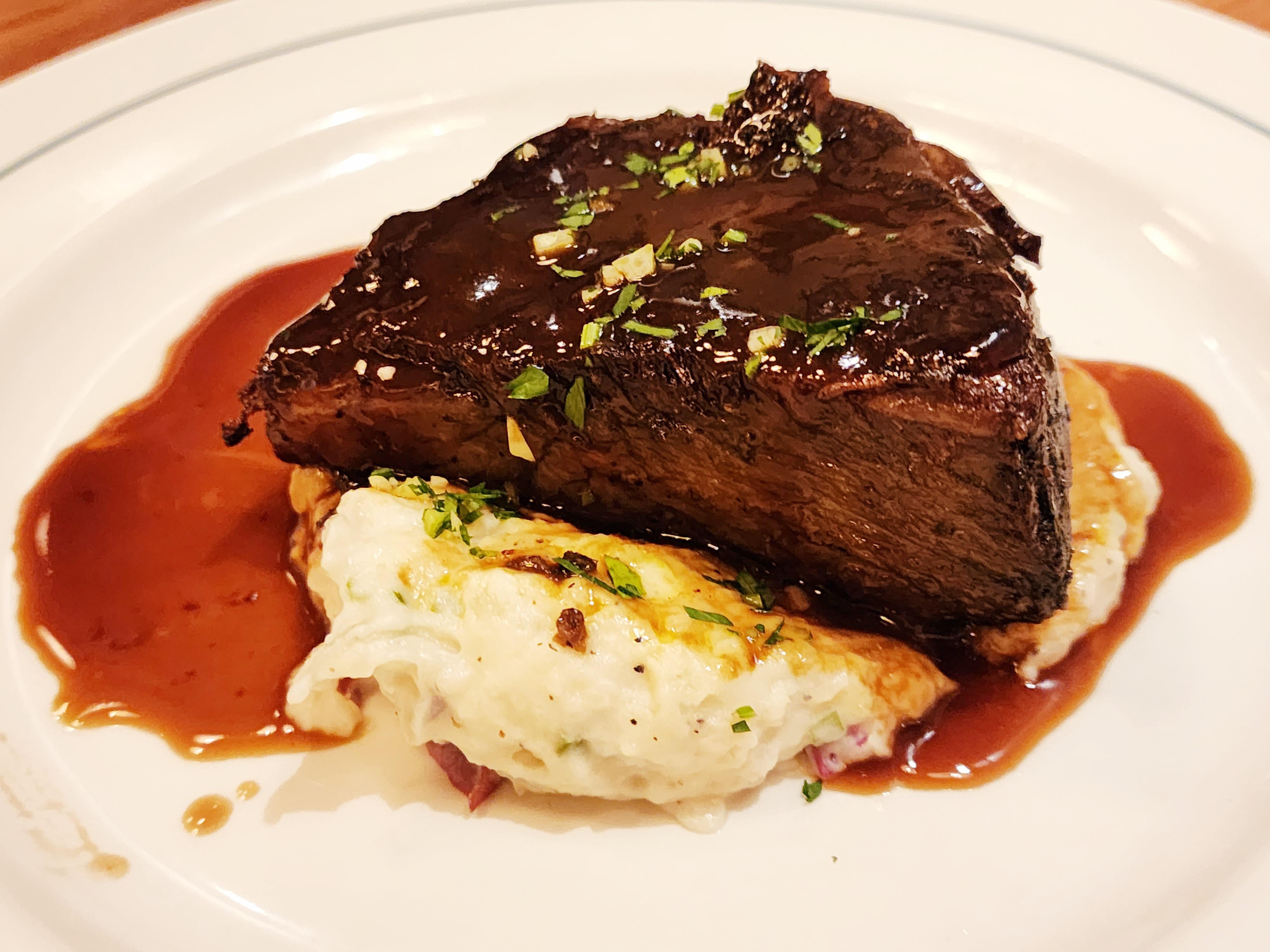 Beef short rib over mashed potatoes - La Vie Zine