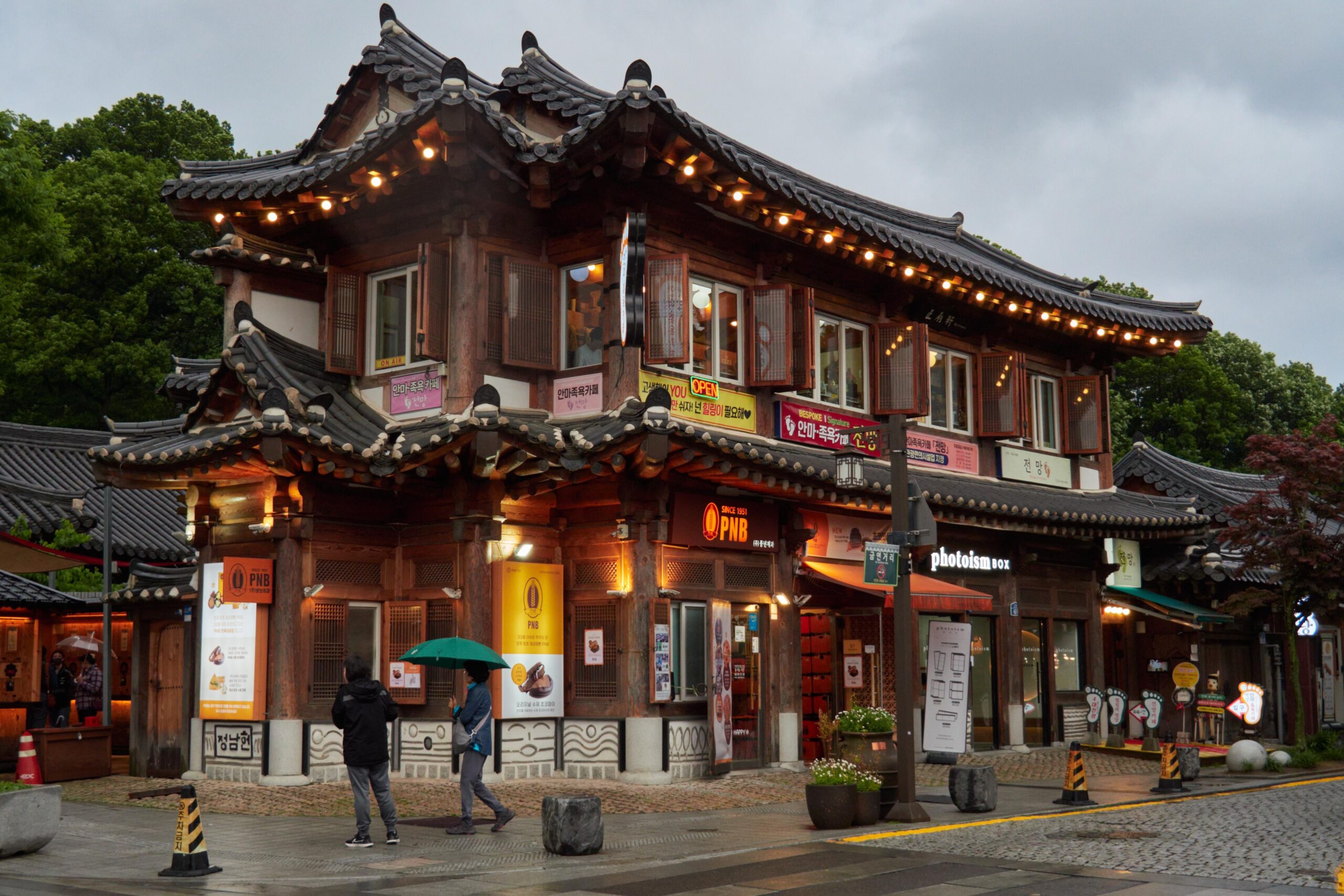 A medieval Hanok (traditional Korean house) turned commercial building ...