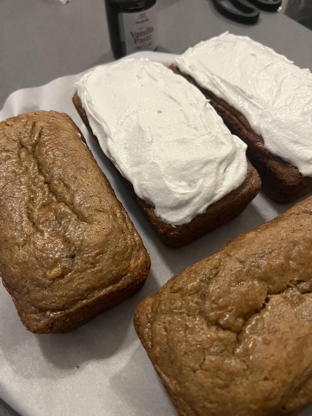 Mini Banana Cakes with Vanilla Bean Cream Cheese Frosting - La Vie Zine