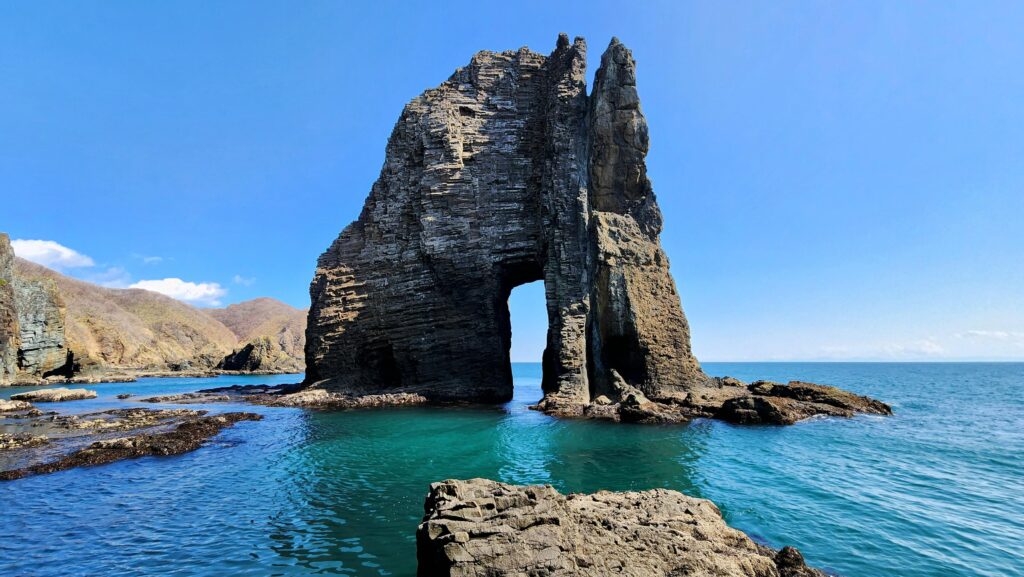 Horaimon Gate, Muroran, Japan [OC, 4000x2252] - La Vie Zine